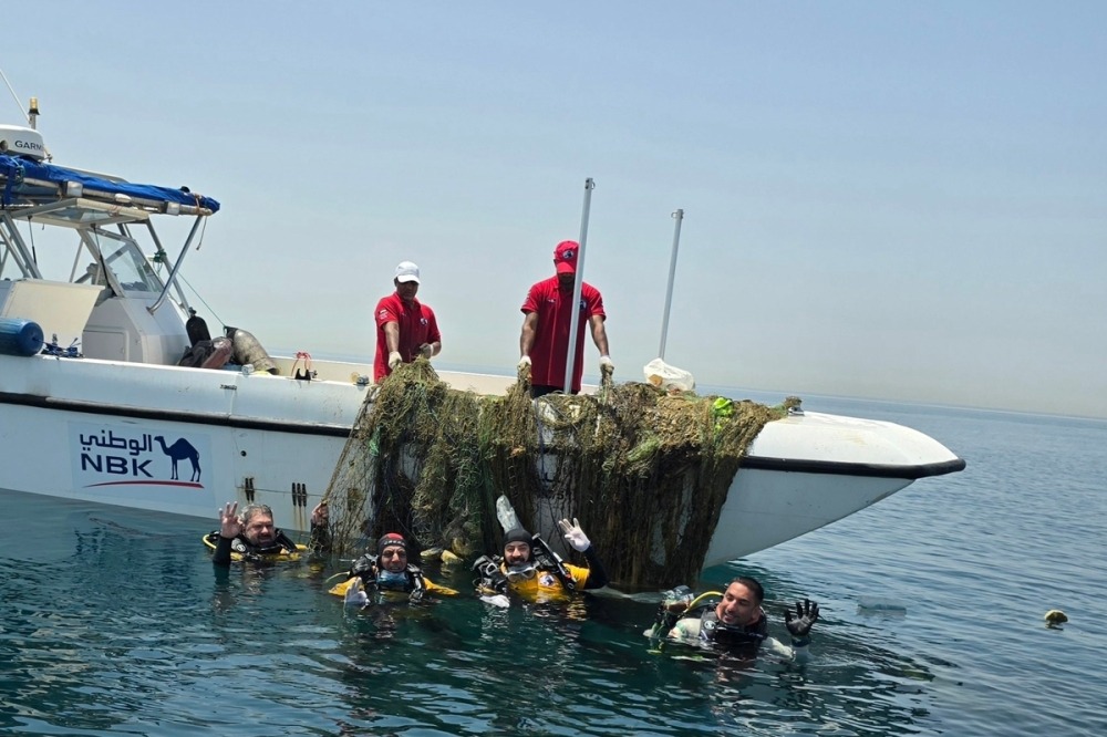 Diving team removes abandoned fishing net from Umm Deira coral reefs ...