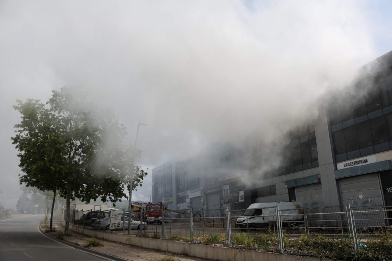 Toxic chlorine cloud near Barcelona after warehouse fire forces 160,000 ...