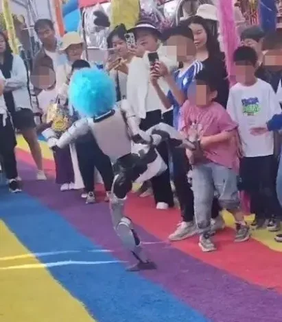 Robot revolt? Viral video shows humanoid robot kicking child - Times Kuwait